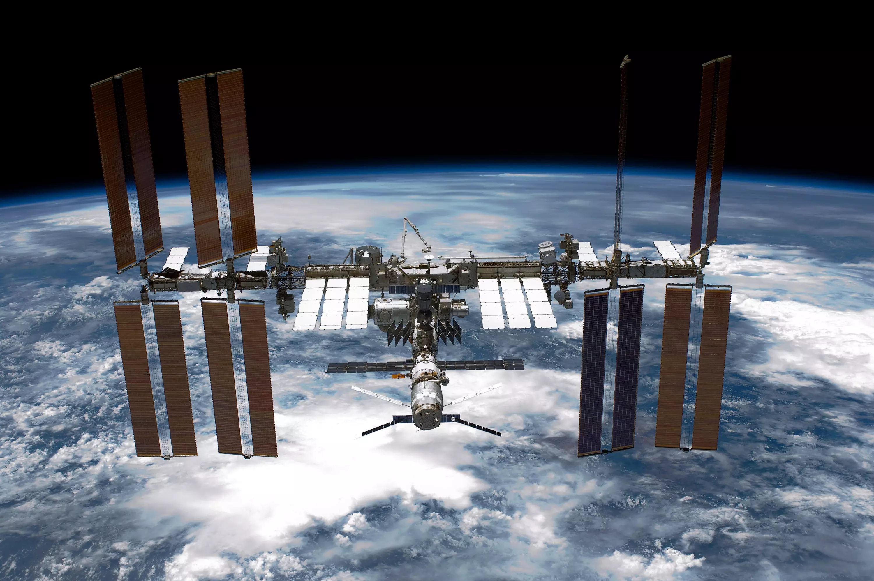 Ma Kozmonotên Rûsî Bakteriyên Biyaniyan li Derveyî ISS dîtin? 10755_1