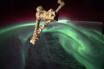 D'NASA verëffentlecht erstaunlech Bild vum ISS Kräizgang virun der Sonn 10857_5