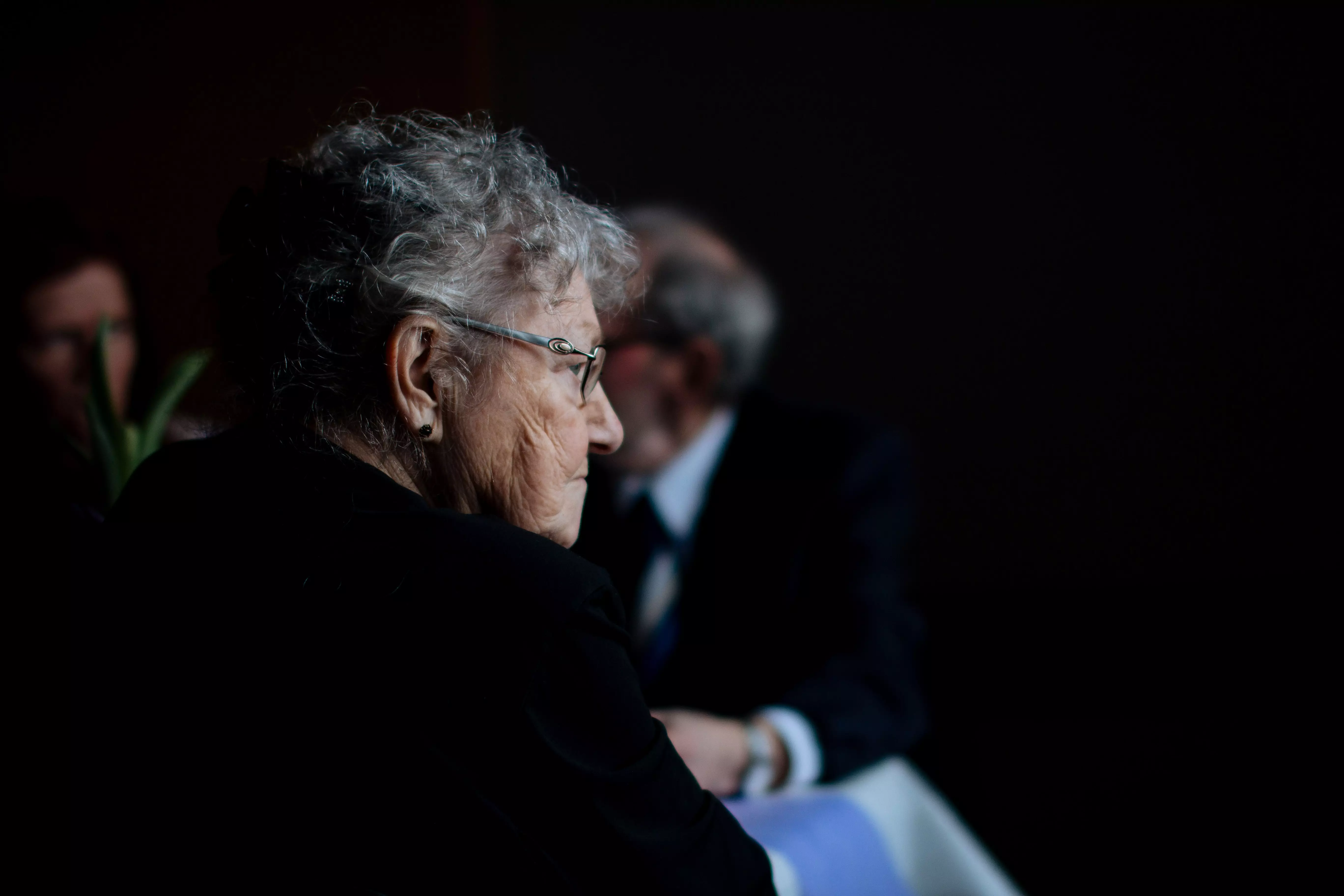 Cô đơn và tiếc nuối: Mọi người chia sẻ rằng già đi thực sự như thế nào