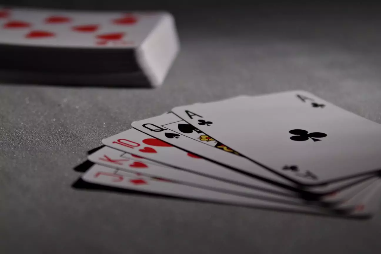 Tangan poker menunjukkan garis lurus.