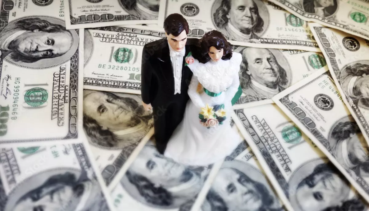 Osoby w związku małżeńskim zarabiają więcej niż osoby samotne. Dlatego. 1154_1