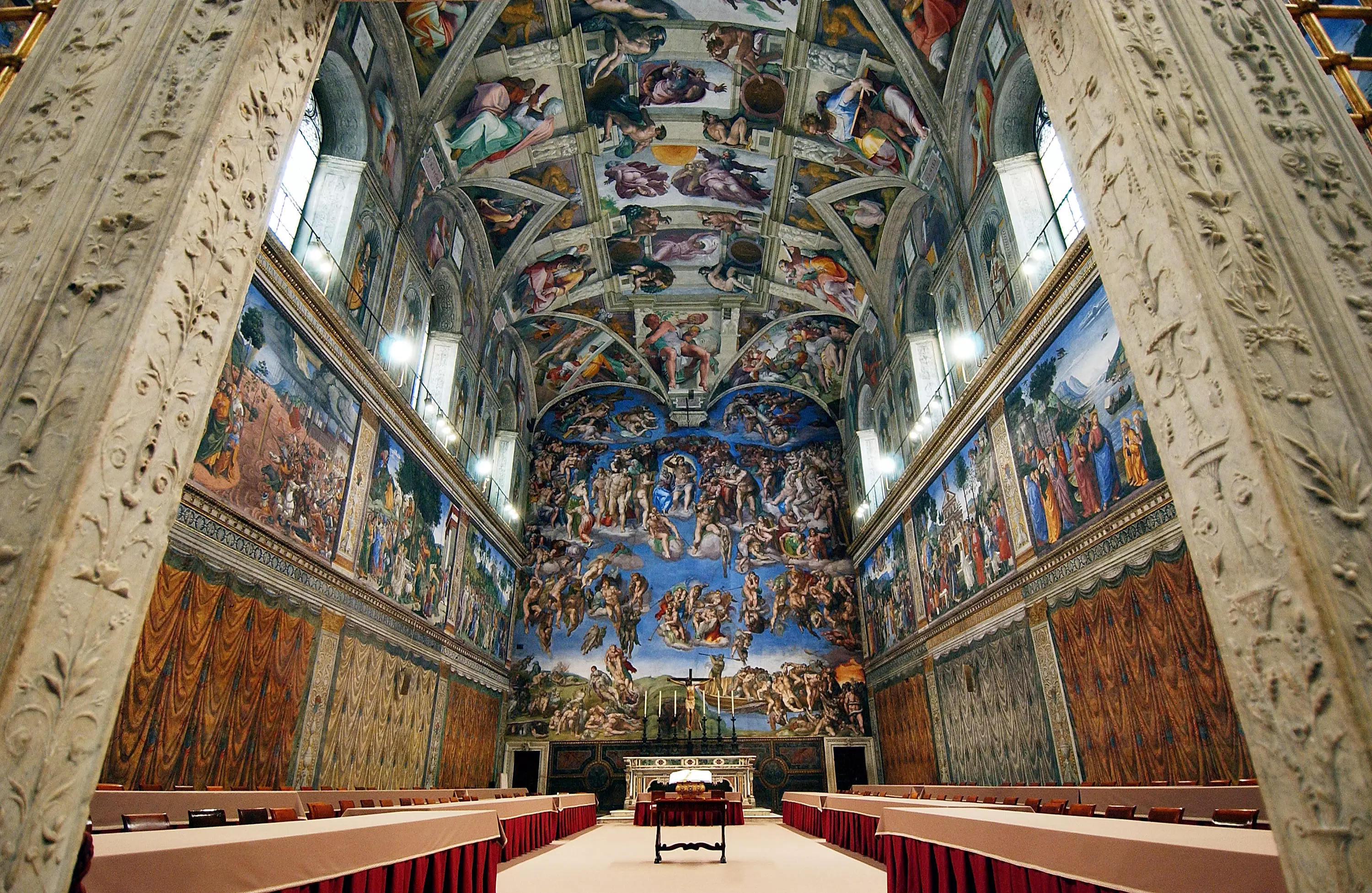 Njẹ Michelangelo Tọju Awọn ifiranṣẹ Aṣiri ni Aja Sistine Chapel bi? 11950_0