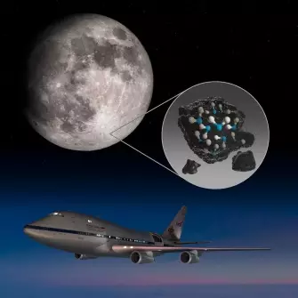 НАСА впервые обнаружило воду на залитой солнцем поверхности Луны 13935_2