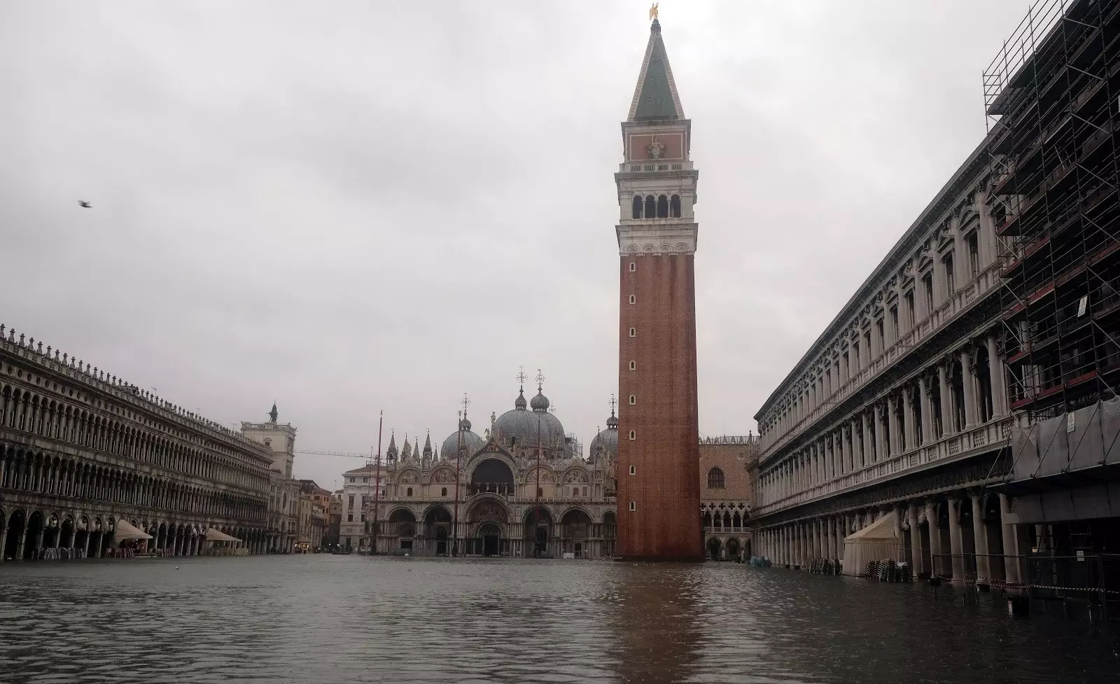 Maonero eMafashamo eSaint Mark Square panguva yekunaya kwemvura zhinji muVenice, Italy Gumiguru 29, 2018. Reuters/Manuel Silvestri - RC19200862F0