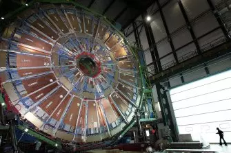 أعلن علماء المنظمة الأوروبية للأبحاث النووية (CERN) أن الكون لا يجب أن يكون موجودًا 15012_2