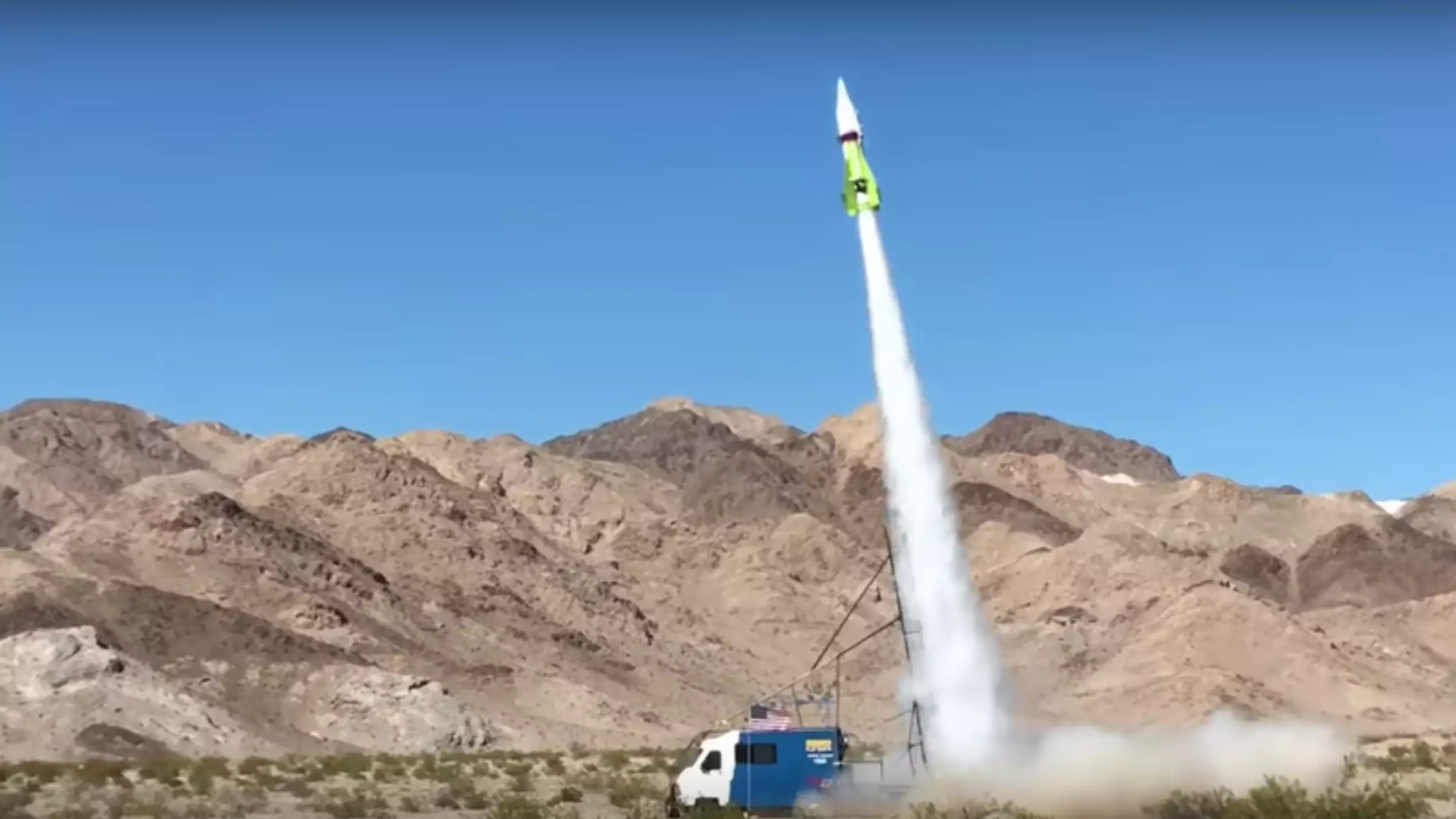 Flat-Earther «Mad» Mike Hughes sprenger til slutt av i hjemmelaget rakett