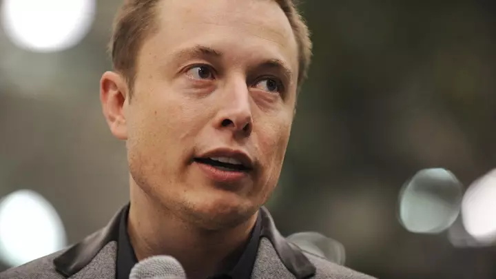 Elon Musk: Skeptikuloj de memveturaj aŭtoj esence 