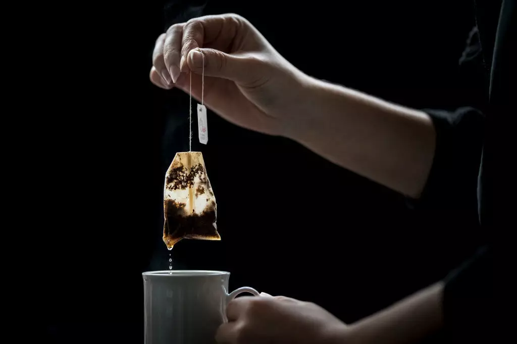 Ərzaq mağazalarından alınan çay paketləri hər fincana milyardlarla mikroplastik hissəciklər buraxır 16842_1
