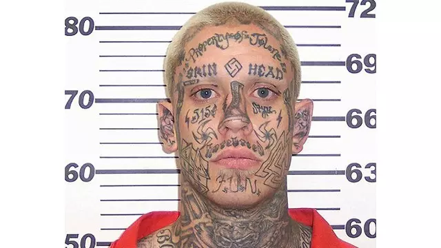 Hvor mange hagekors skal en fyr tatovere på sit ansigt, før vi sikkert kan antage, at han er racist? 17565_0