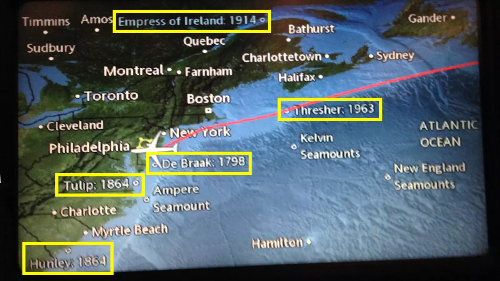 अमेरिकन एअरलाइन्स इन-फ्लाइट नकाशा उत्तर अमेरिकन किनार्‍याजवळ जहाजाचे तुकडे दर्शवित आहे
