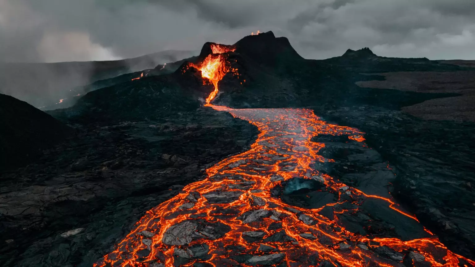 Лава вулкан атылуыннан чыга.