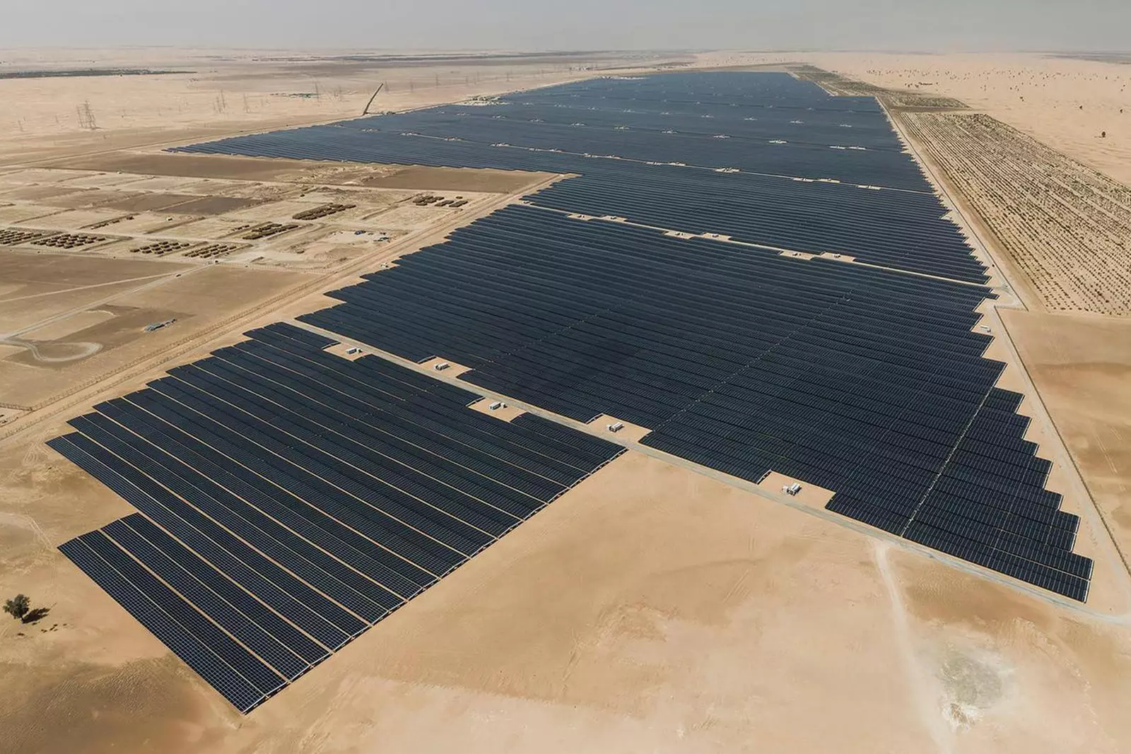 Megkezdődik a világ legnagyobb napenergia-projektje az Egyesült Arab Emírségekben 20288_1