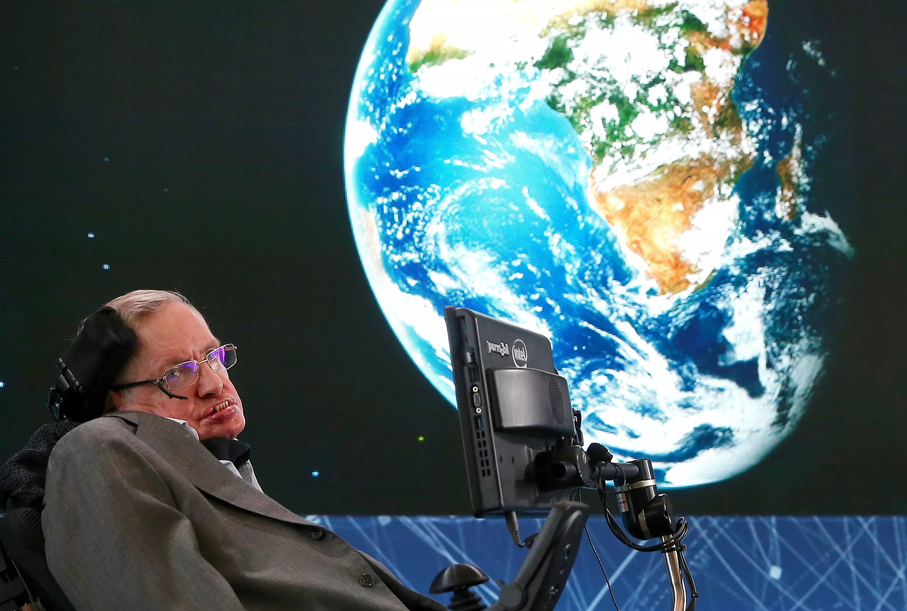 Stephen Hawking ceeb toom tib neeg muaj tsawg dua 1,000 Xyoos nyob hauv ntiaj teb 21191_1