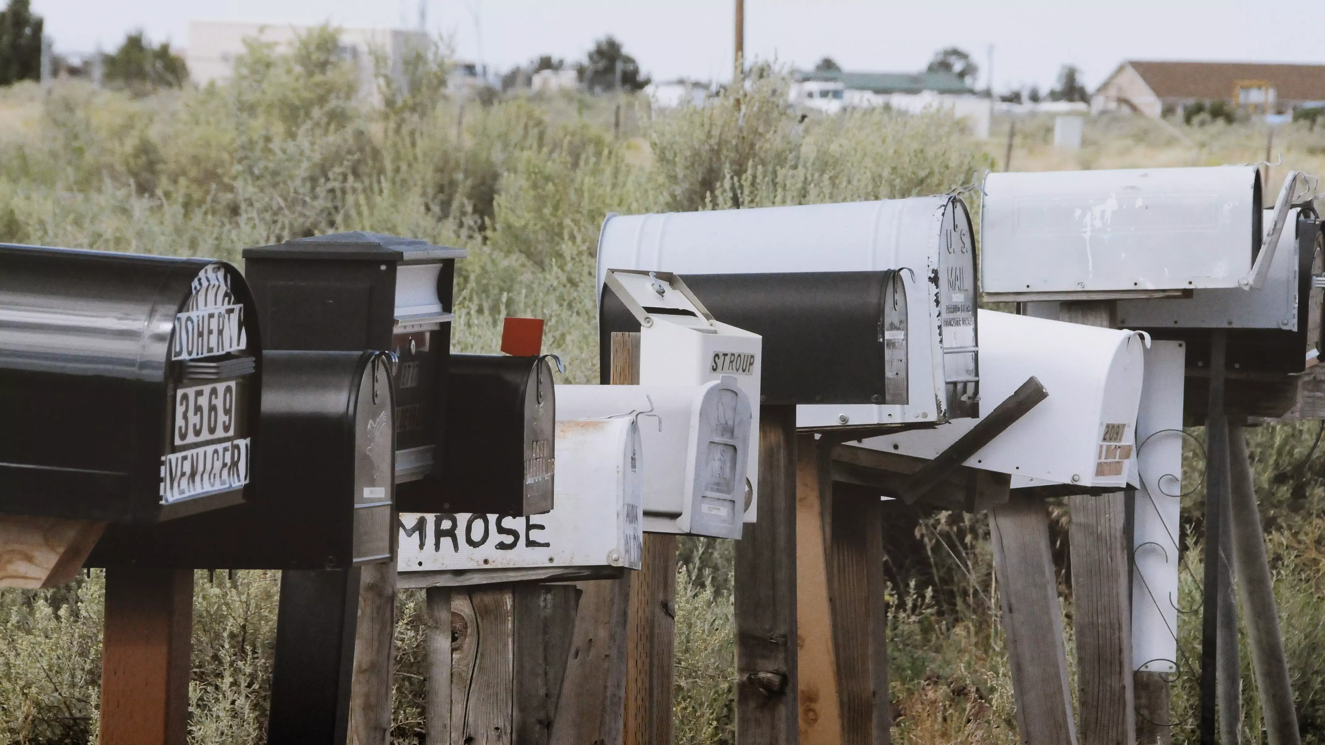 Řada poštovních schránek na venkově