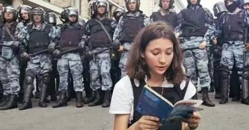 Tenåring som leser grunnloven foran Moskva-politiet blir et symbol på russisk motstand 2197_1