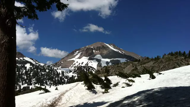 2011 ජූලි මාසයේදී Snowy Lassen Peak නැරඹීම 22161_0