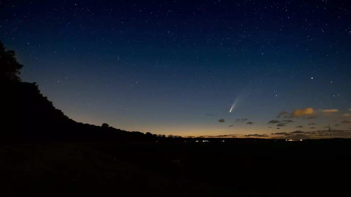 Een glimp opvangen van komeet NEOWISE voordat hij weg is 22582_1