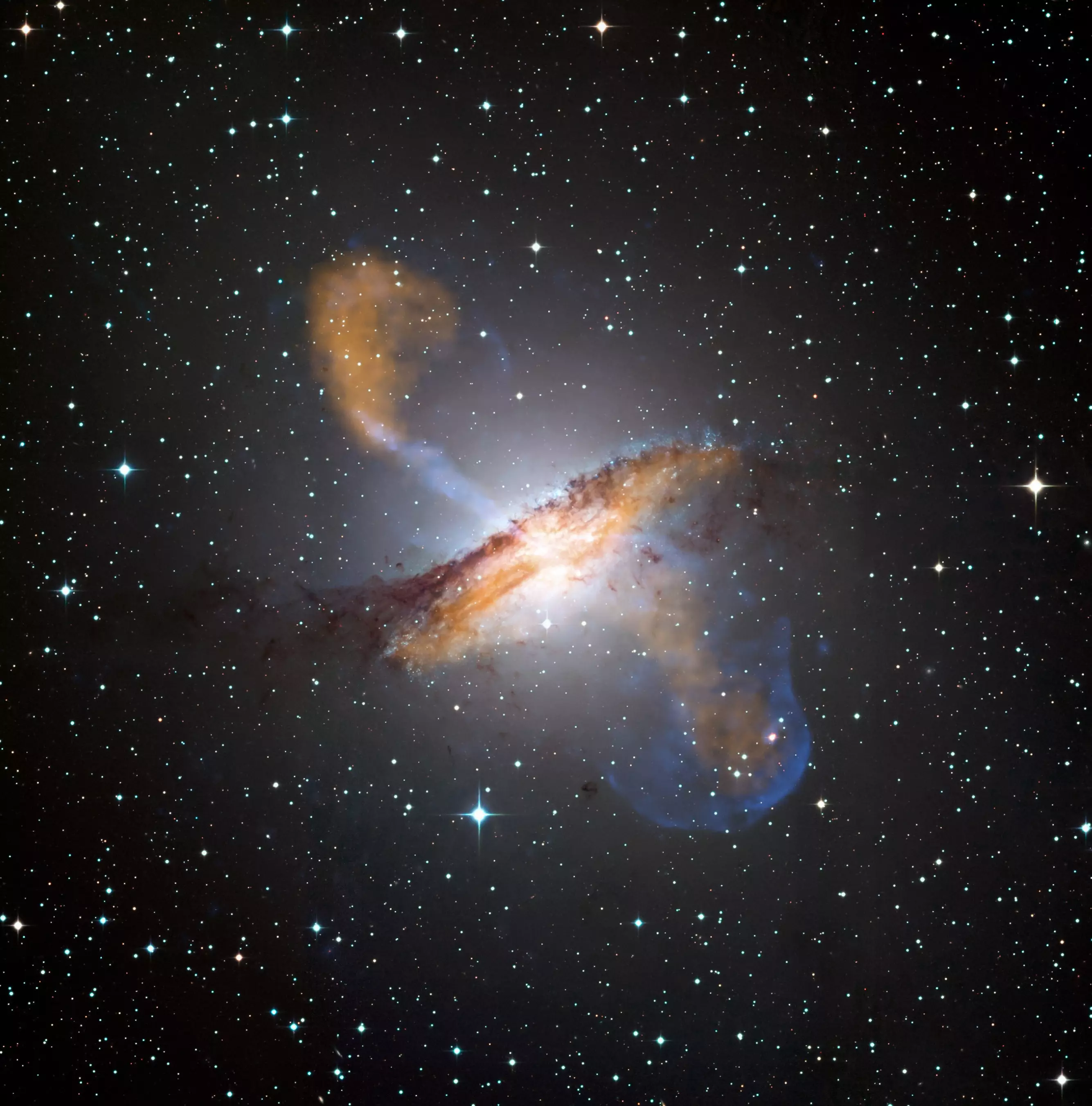 Először a csillagászok figyelik, amint egy fekete lyuk koronája eltűnik, majd újra megjelenik 22849_1