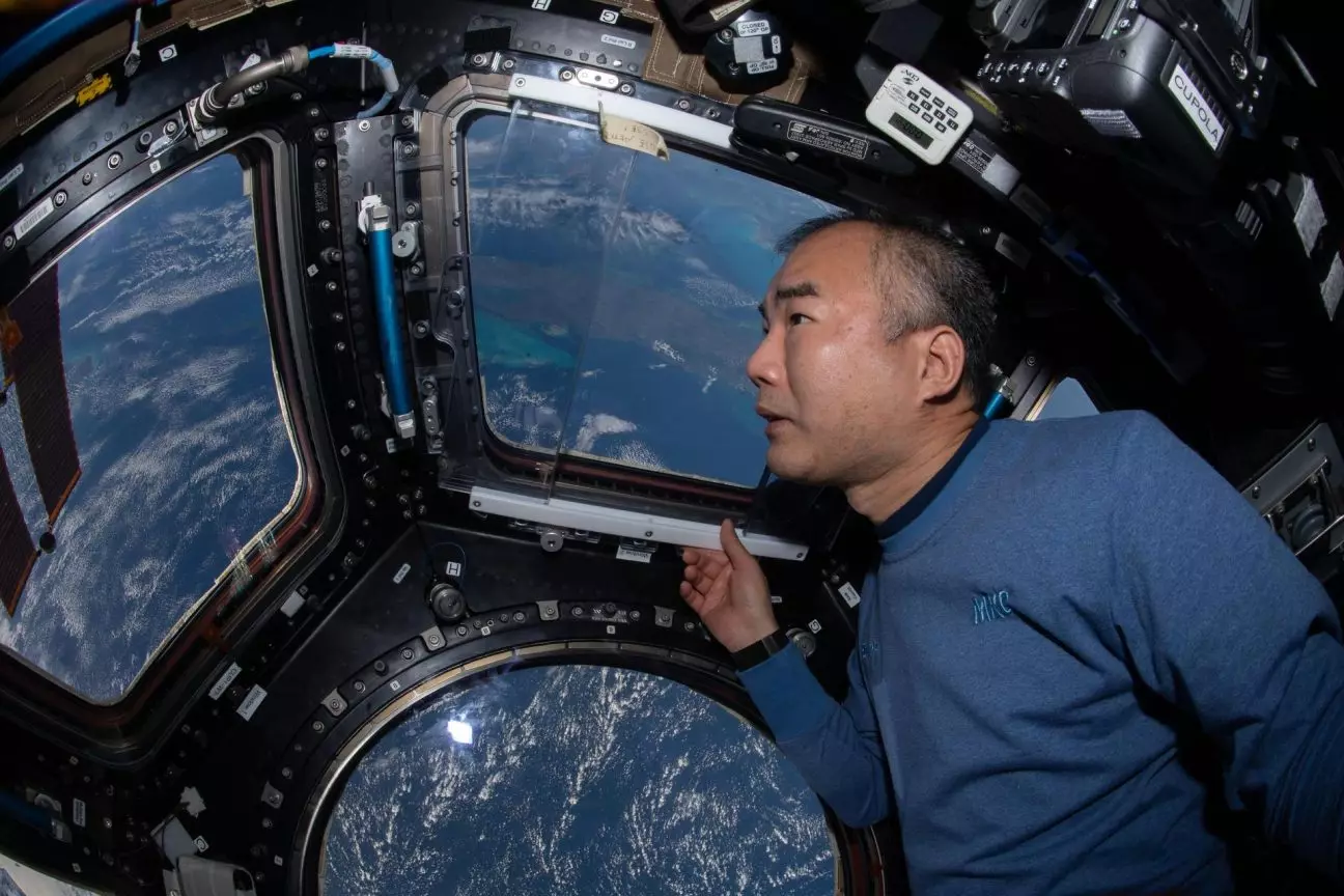 JAXA astronavti Soichi Noguchi Xalqaro kosmik stansiya gumbazidan Yerni tomosha qilmoqda.