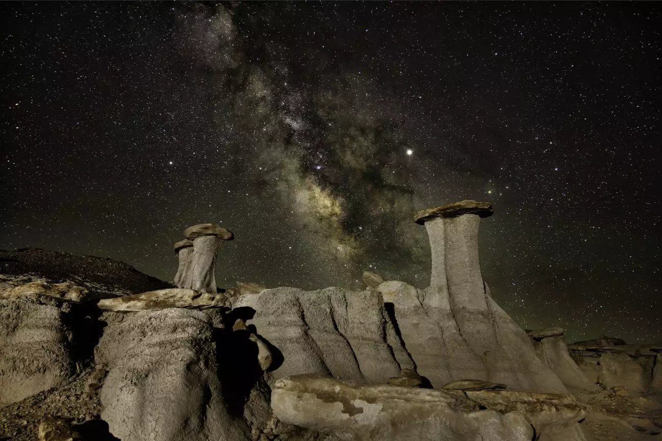 کهکشان راه شیری که در اینجا در بالای هودوهای آمریکای شمالی به تصویر کشیده شده است، مدتهاست که منبع هیبت بشریت بوده است.