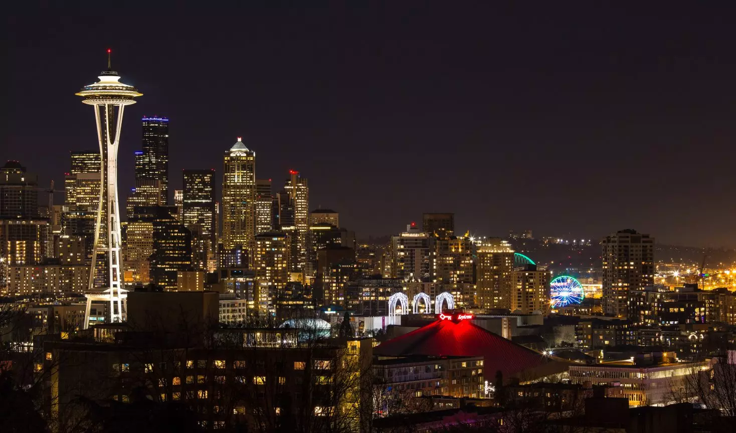 Человеческие достижения, такие как ночной вид на центр Сиэтла, могут вызывать благоговение.