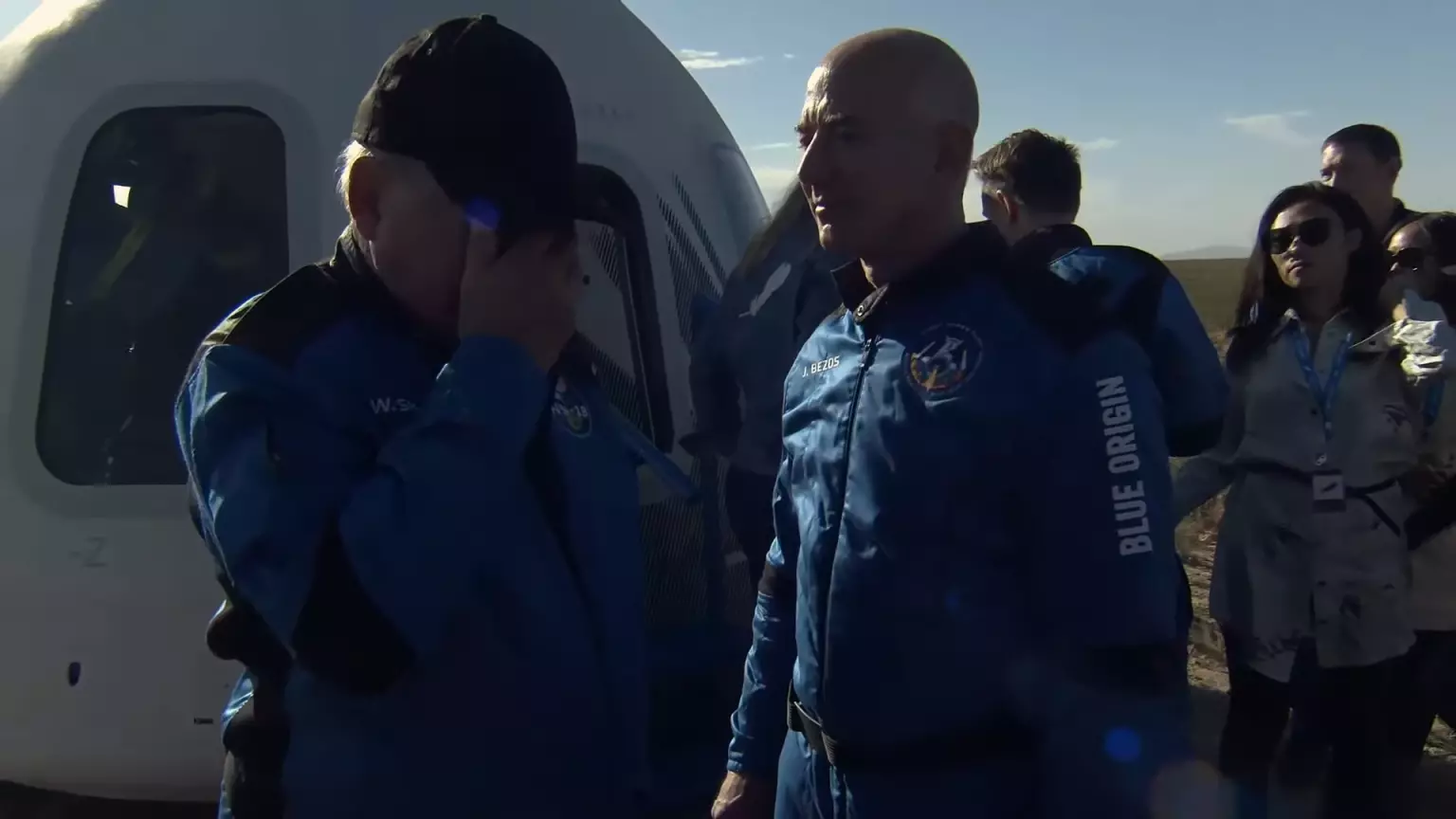Sawise ninggalake kapsul Blue Origin, William Shatner nyatakake rasa kagum sing dirasakake nalika lelungan menyang angkasa.