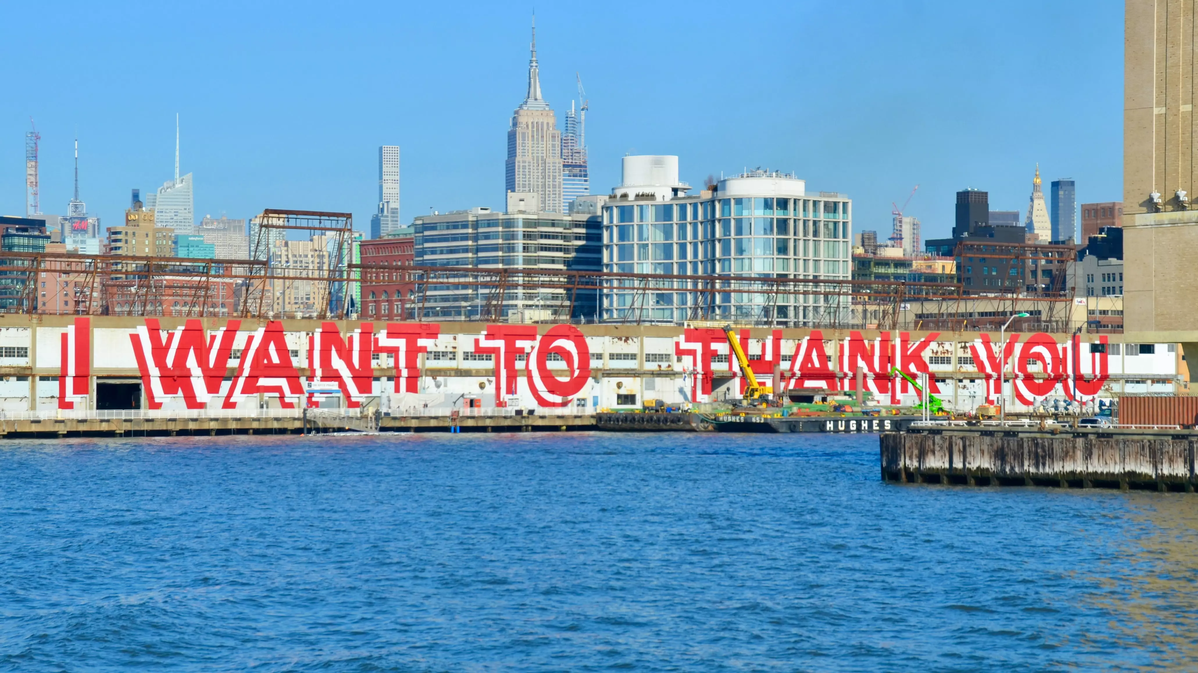 Městská oblast se slovy „Chci ti poděkovat“ nastříkaným na zdi, která ilustruje, proč bychom měli být vděční