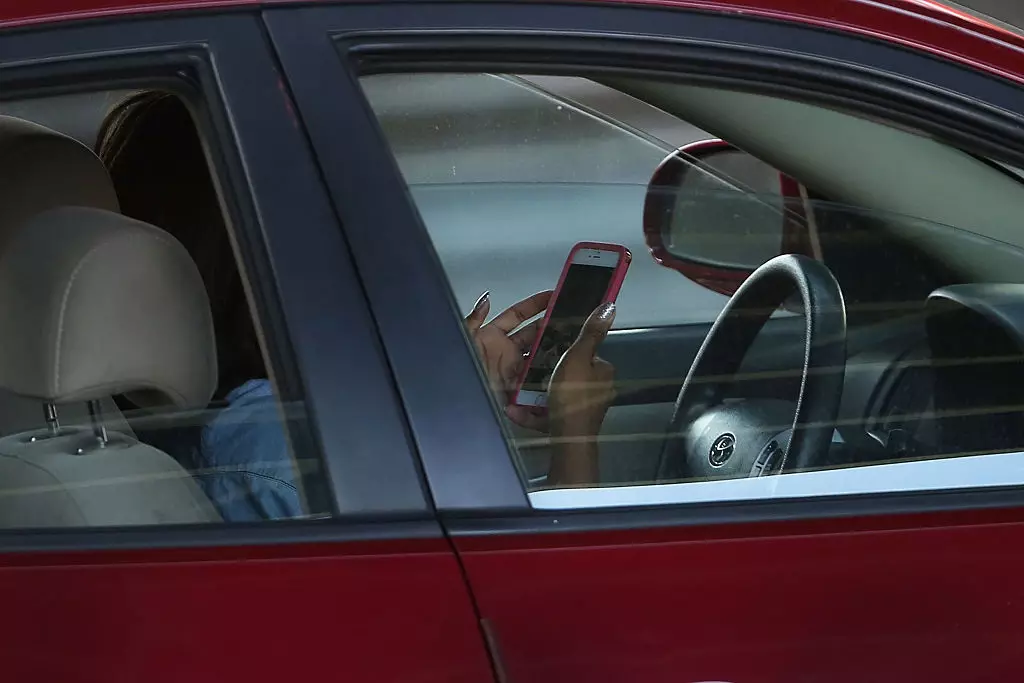 Մարդկանց մեծամասնությունը դեռևս չի կարծում, որ հաղորդագրություններ ուղարկելը և մեքենա վարելը վտանգավոր են, ցույց է տալիս նոր ուսումնասիրությունը 29439_0