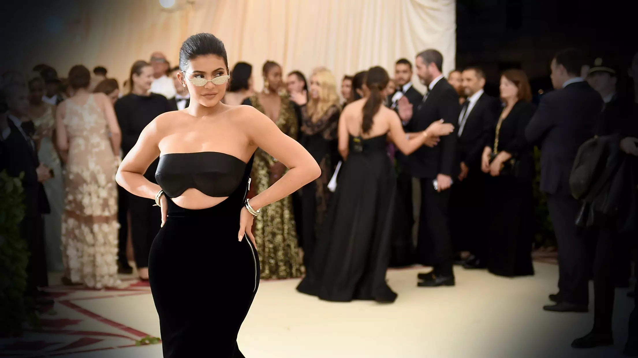 Kylie Jenner က သူမကို Forbes က သတ်မှတ်တဲ့အတိုင်း 'ကိုယ်တိုင်လုပ်ထားတဲ့' ဘီလျံနာတစ်ယောက် တကယ်ပဲလား။ 29440_0