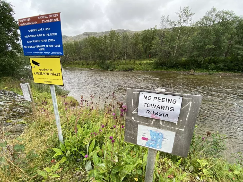 北约-俄罗斯边界：“不要对俄罗斯撒尿”，挪威的一个标志警告 294_3