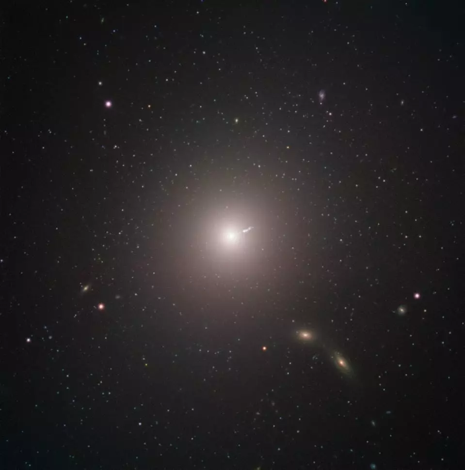 Ang higanteng radio galaxy na Alcyoneus ay ngayon ang pinakamalaking kilalang galaxy sa Uniberso 335_9