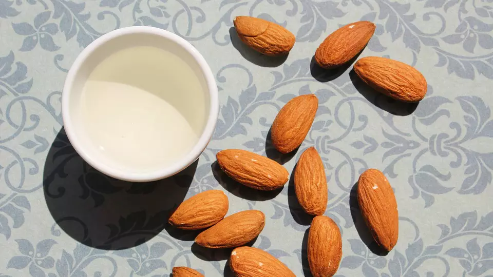 La FDA prevede di impedire ai produttori di latte di mandorle e soia di chiamare i loro prodotti 
