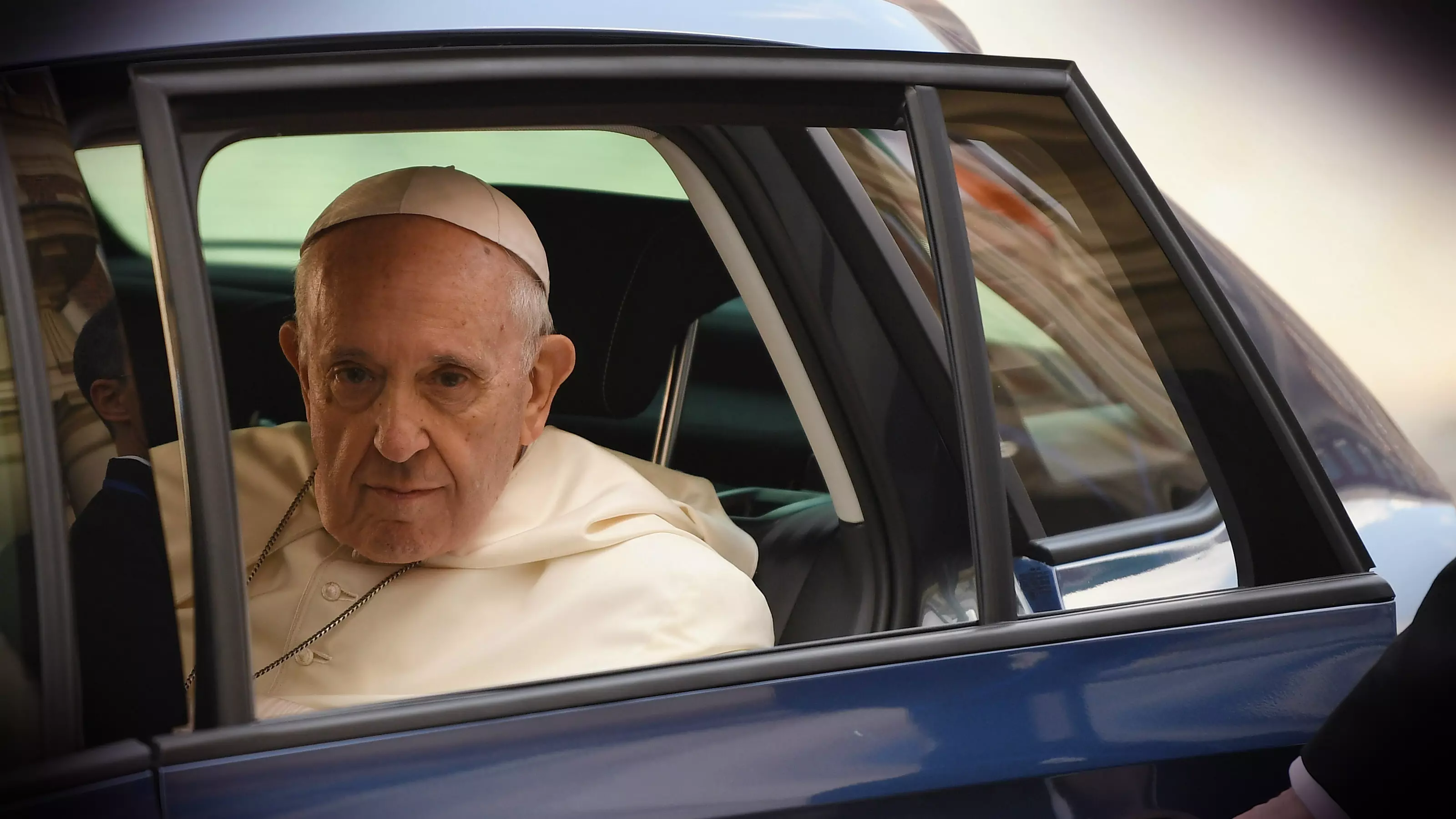 Påven Franciskus står inför uppmaningar att avgå efter anklagelser om att han täckte över sexuella övergrepp 3523_0