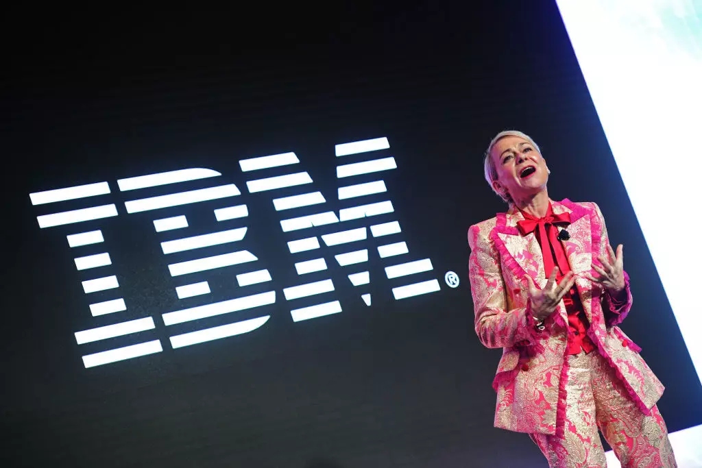 دەۋادا مۇنداق دېيىلدى: IBM مىڭ يىللىق ئىشچى-خىزمەتچىلەرنى جەلپ قىلىش ئۈچۈن 100،000 ياشانغان خىزمەتچىنى ئىشتىن بوشاتتى 35614_1