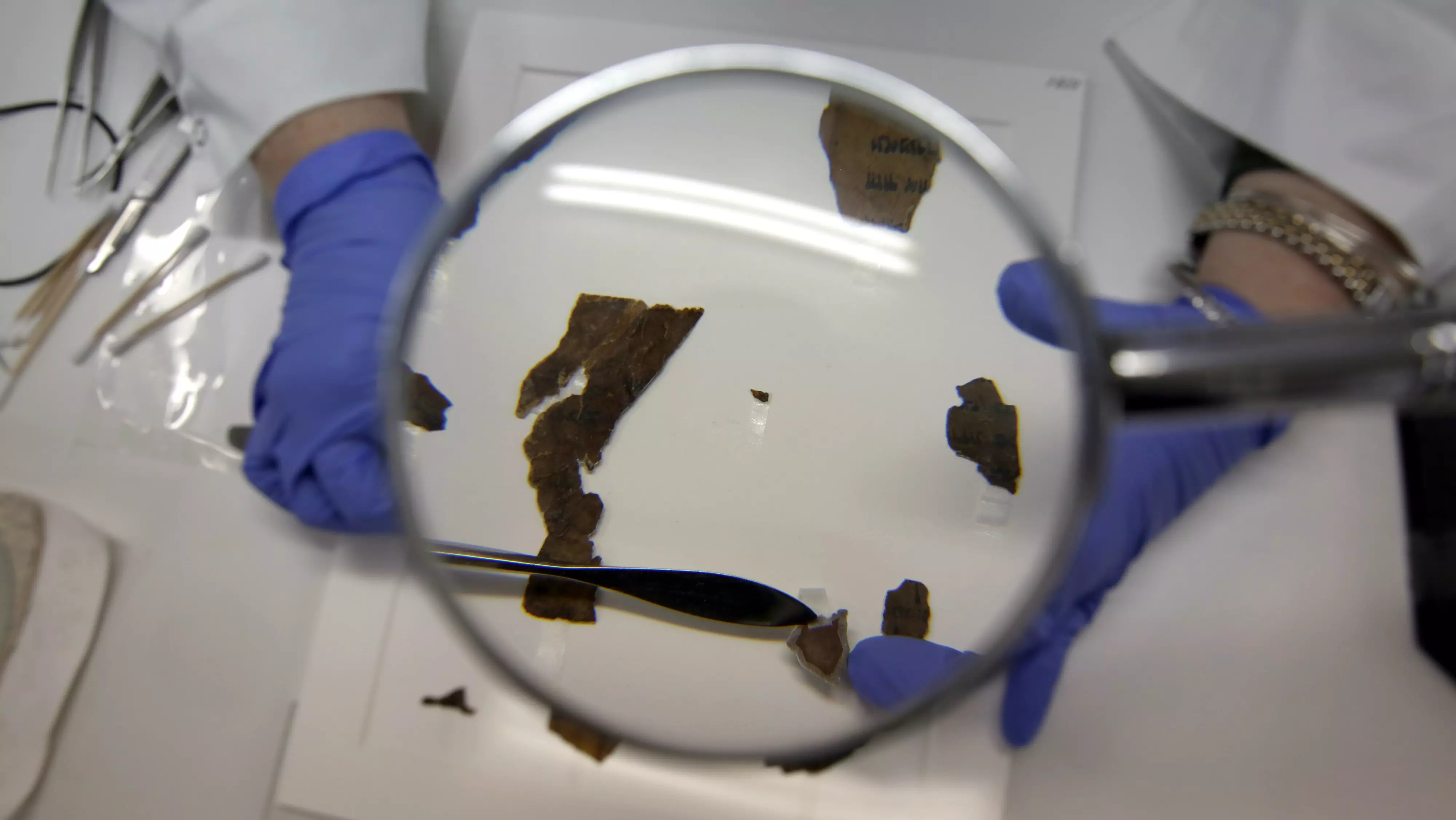 A tecnoloxía da NASA revela texto oculto nos pergamiños do Mar Morto 37952_2