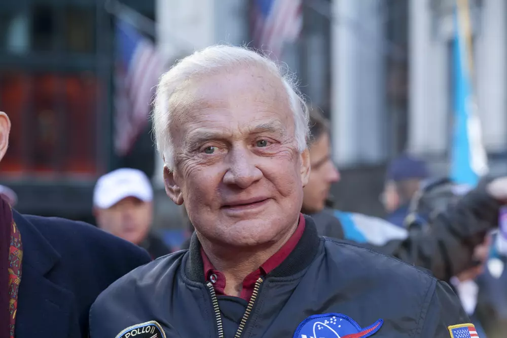 Buzz Aldrin: Ameriko Devas fiksi siajn vidojn sur Marson 38993_0