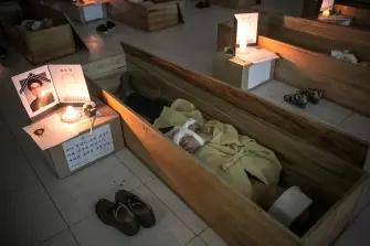 क्यों दक्षिण कोरिया में लोग अपना अंतिम संस्कार खुद कर रहे हैं 4031_2