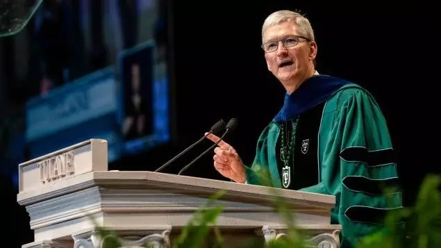 Generální ředitel Applu Tim Cook vyzývá absolventy, aby je překonali 40971_1