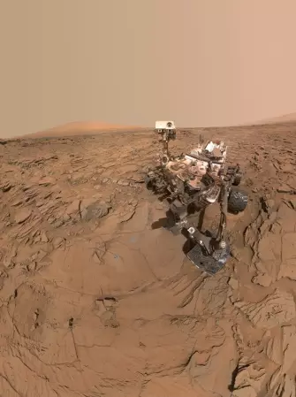 Захватывающие снимки с марсохода Curiosity на Марсе 42940_6