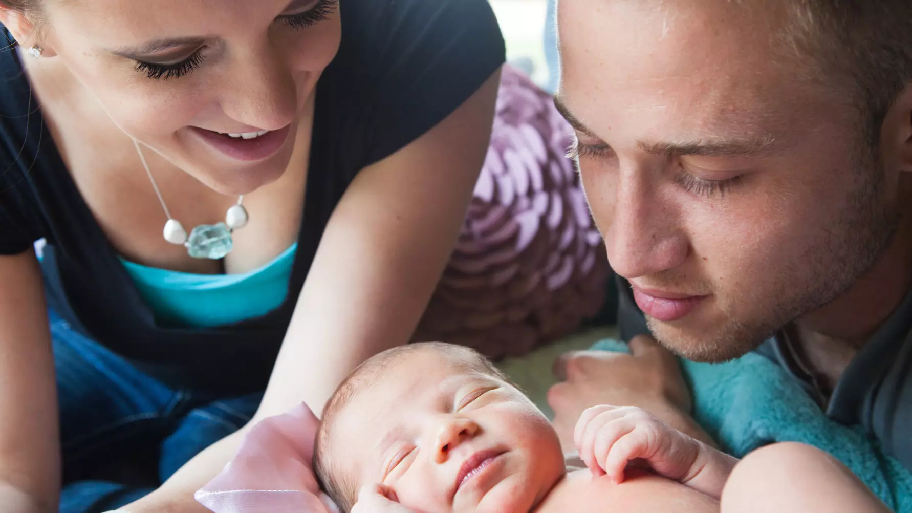 Pse nënat përdorin bisedën e foshnjës me fëmijët, por baballarët jo 43355_0