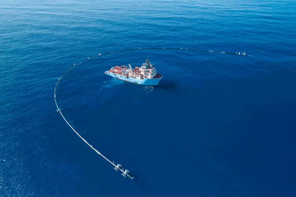 Сітка Ocean Cleanup завдовжки 2000 футів розгорнута на Great Pacific Garbage Patch 44036_1
