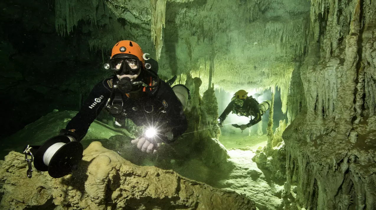 Dykare upptäcker världens största undervattensgrottsystem fyllt med mayamysterier