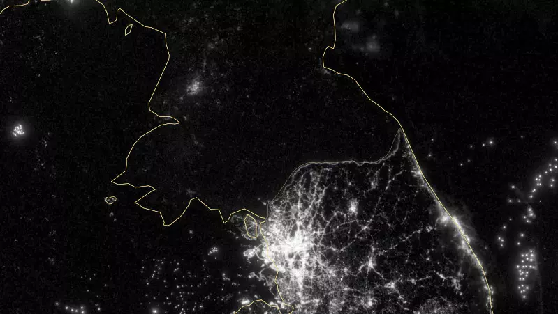 Kaus Lim Kauslim txoj kev faib tawm, raws li pom los ntawm Satellite 45713_0