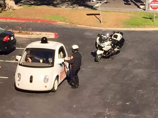 A Google autonóm autóját elszállították a zsaruk 46349_0