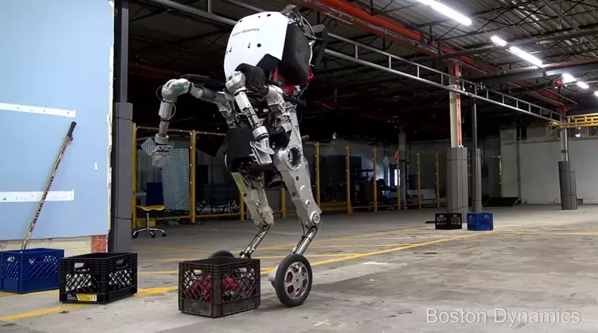 Kāpēc Boston Dynamics jaunais robots mūs biedē? 46898_0