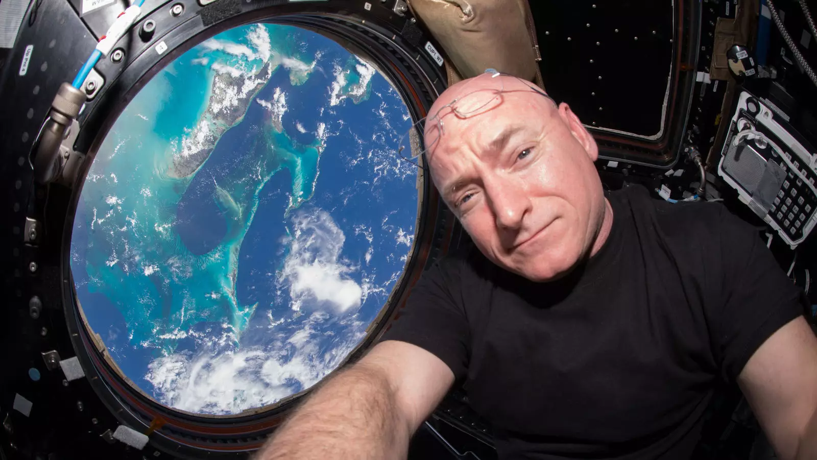 Kai kurie juokingi dalykai nutiko astronauto Scotto Kelly kūnui po vienerių metų kosmose 47450_0