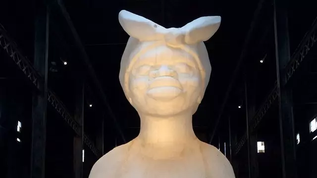 Kara Walker's Qab Zib, Tsis Txaus Siab Ua Kua Kua Muag Ntshav Qab Zib Loj 52598_0