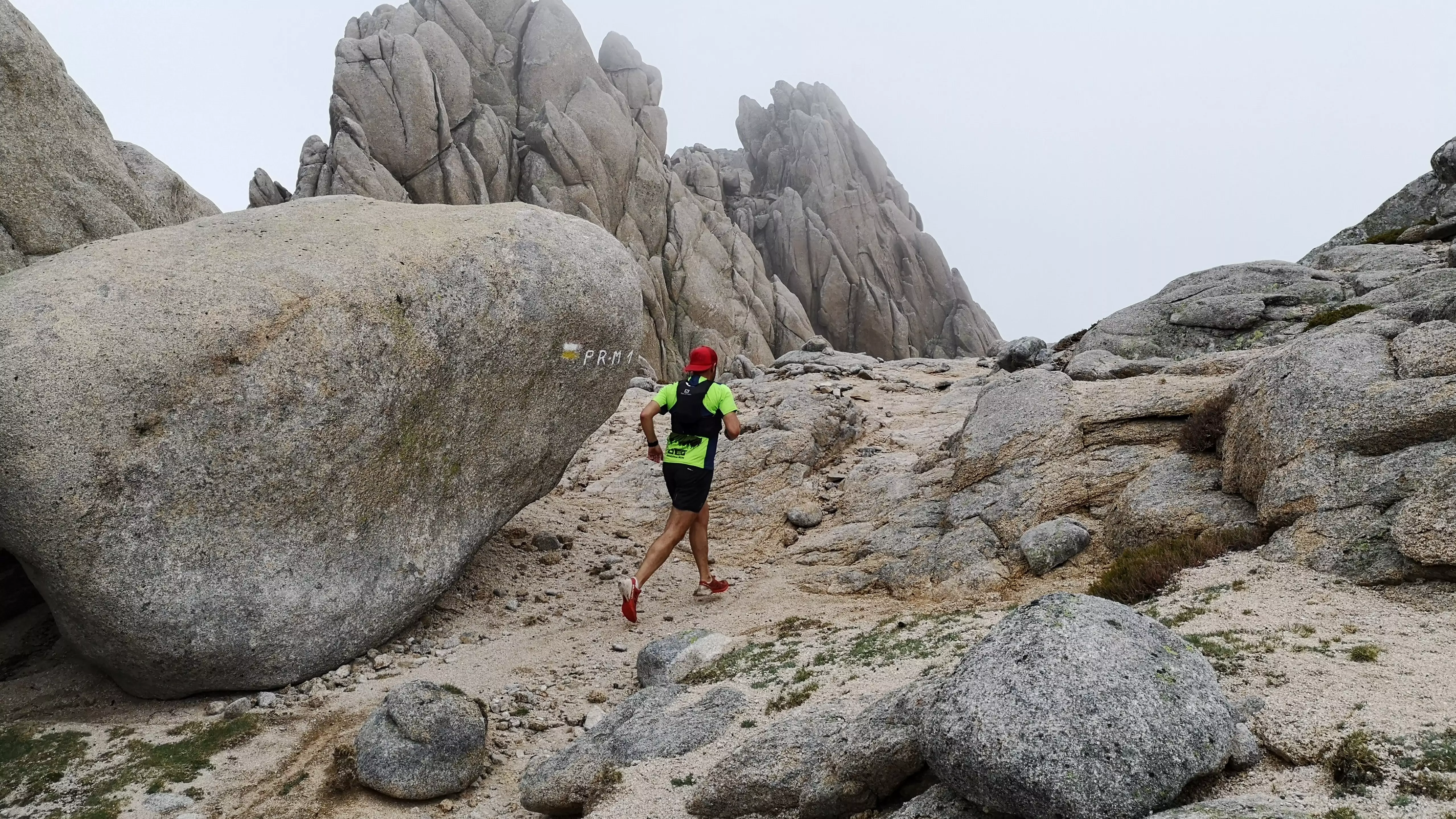 Trail rinnen op in mistige dei - Nijjiersresolúsjes