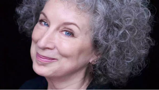 Insíonn an t-úrscéalaí Margaret Atwood Joke Raca Dúinn