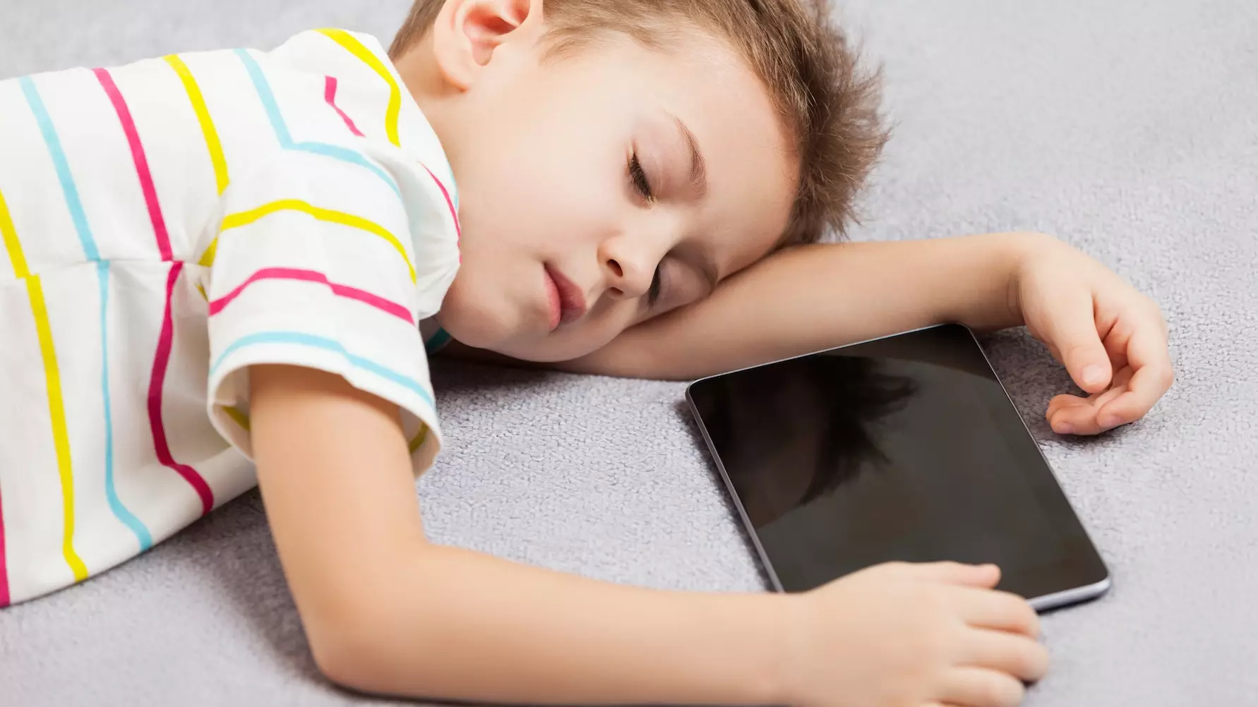 خوابیدن در کنار گوشی هوشمند می تواند استراحت کودک را مختل کند 57217_0